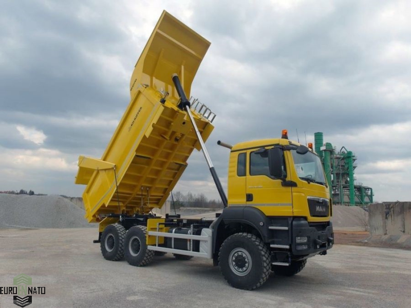 Трехмостовый полноприводный самосвал MAN TGS 40.400