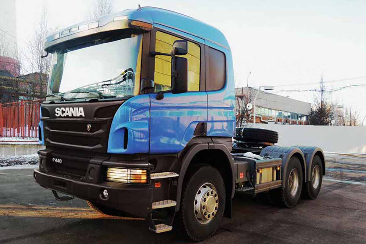 Трехмостовый седельный тягач Scania P440