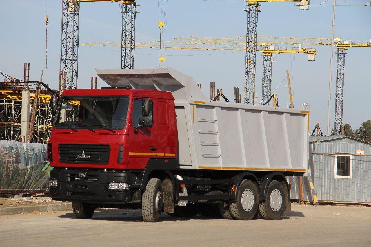 Крупнотоннажный трехмостовый самосвал МАЗ-650128-570-000